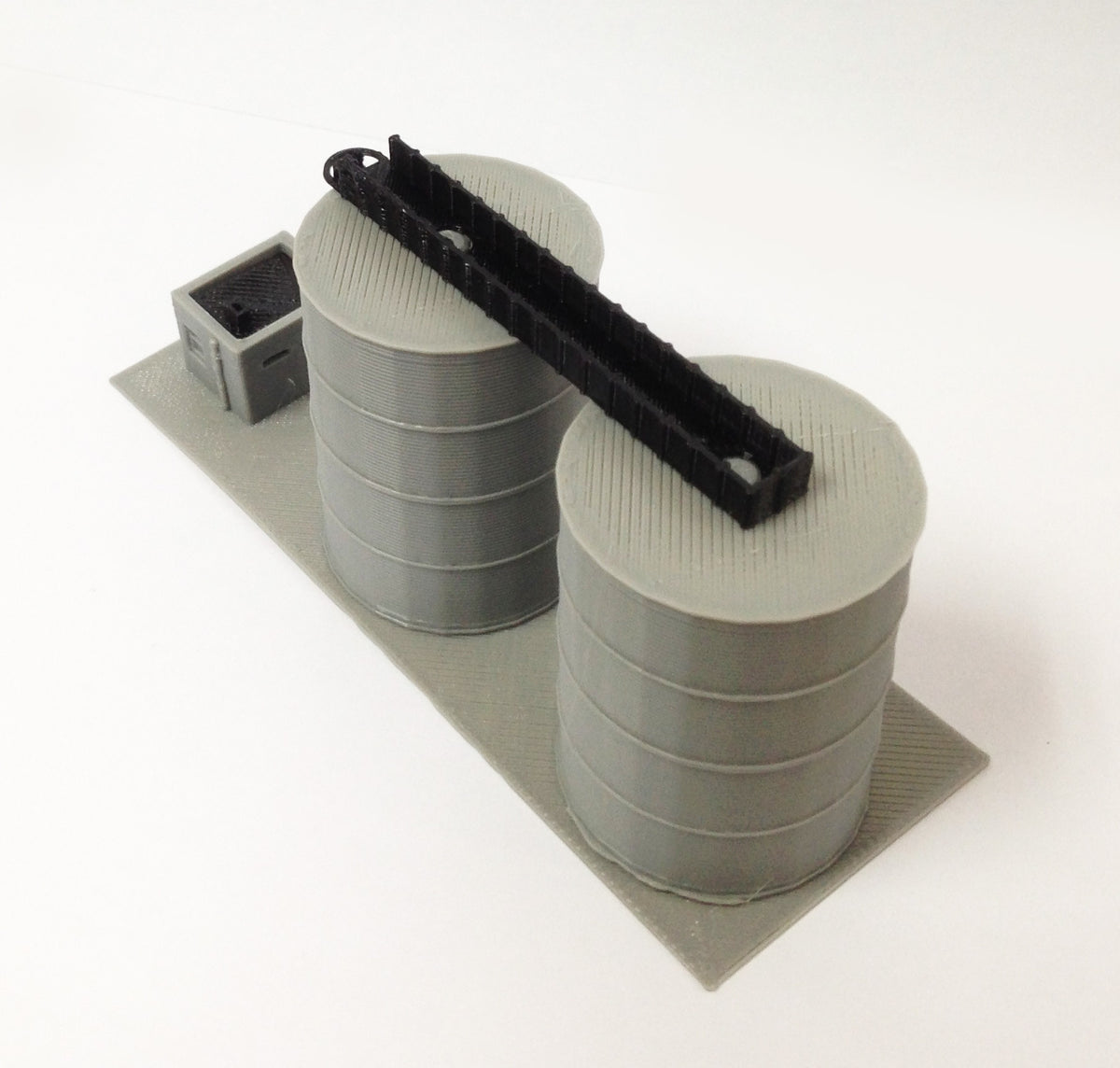 Scenery Gas / Fuel Standing Tank Set N Scale 1:160 Outland Models Trai